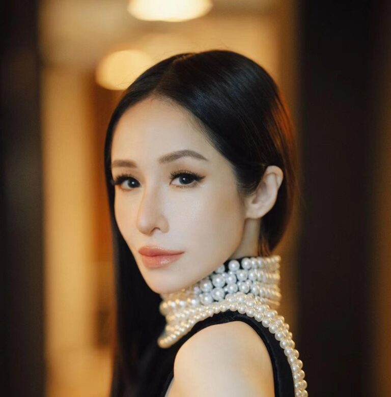 WARNER MUSIC CHINA SIGNS ICONIC ARTIST ELVA HSIAO - Warner Music Group